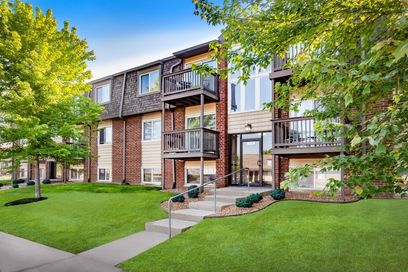 CBRE closes sale of 438-unit multifamily property in Indianapolis ...