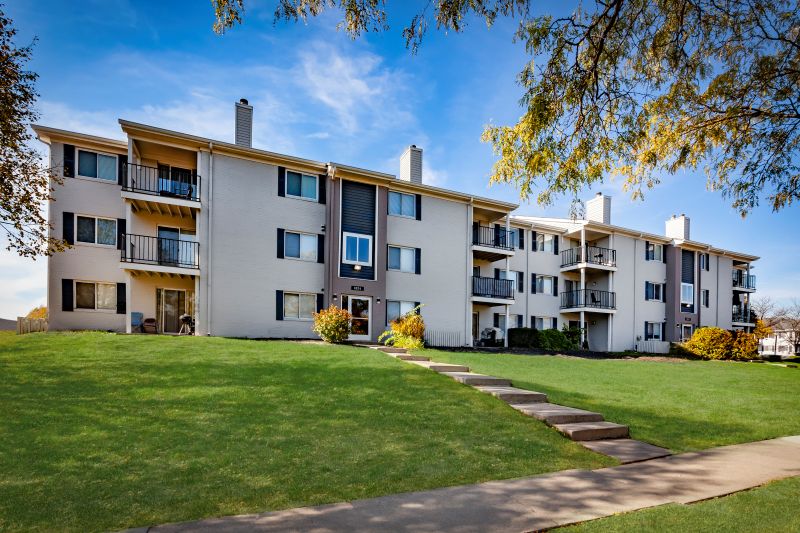 CBRE closes sale of 996-unit multifamily property in Indianapolis ...
